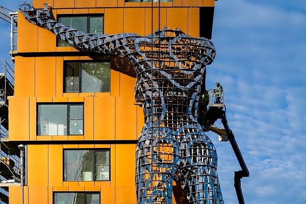 Nová dominanta Karlína: monumentální sochy Davida Černého podepřely ...