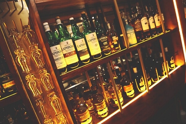 Whiskey bar, který neexistuje | Svoboda & Williams